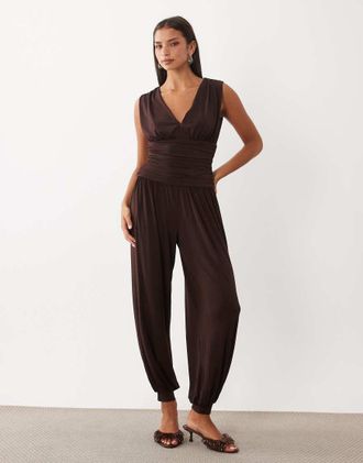 Tfnc combinaison sans manches &agrave; d&eacute;collet&eacute; plongeant et jambes ballon couleur chocolat-Marron