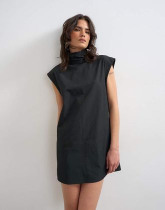 Topshop Robe droite courte en tissu technique &agrave; col chemin&eacute;e - Noir