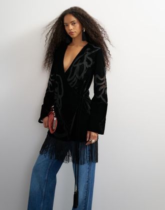 Topshop robe courte en velours transparent &agrave; d&eacute;tails brod&eacute;s, style veste dint&eacute;rieur, avec ourlet frang&eacute;, noire