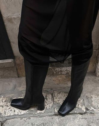 NA-KD Lederstiefel mit eckiger Zehenpartie und schmaler Passform in Schwarz