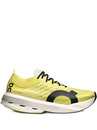 On Running Cloudboom Strike Limelight/Wolf Sneakers - Gelb