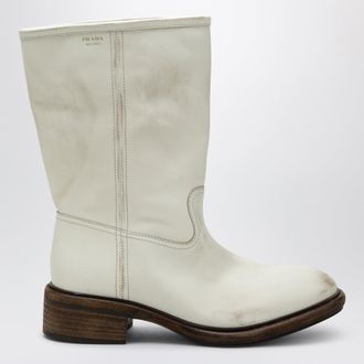 Prada Stiefel in Talkfarbe aus Leder mit Vintage-Effekt