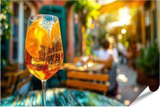 Islandburner XXL Bild Poster Aperol Spritz Cocktail mit Orangendeko auf Tisch im Café an belebter Stadtstraße Premium Bilder Fotodruck