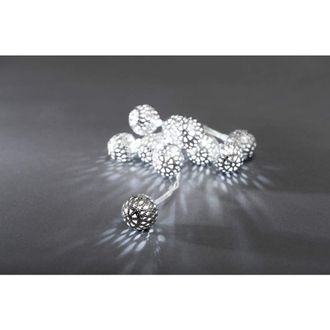 Konstsmide 3188-303 LED Dekolichterkette silberfarbene Metallb&auml;lle / f&uuml;r Innen (IP20) / VDE gepr&uuml;ft / Batteriebetrieben: 3xAA 1.5V (exkl.) / 10 kalt wei&szlig;e Dioden