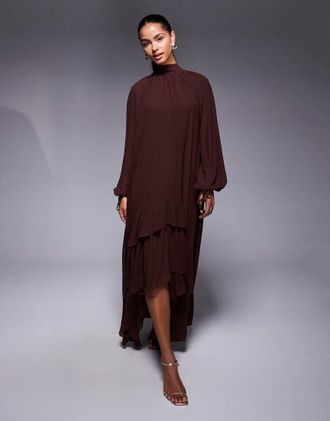 Tfnc Langärmliges Maxikleid in Schokoladenbraun mit hohem Ausschnitt und Rüschen-Brown