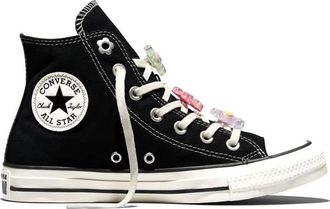 Converse Chuck Taylor All Star - Sneaker in Schwarz/Reiherwei&szlig;/Cherry Balm mit Blumenanh&auml;ngern