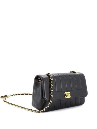 Chanel sac port&eacute; &eacute;paule CC &agrave; rabat en cuir dagneau &agrave; matelassage vertical avec cha&icirc;ne petit format - Noir