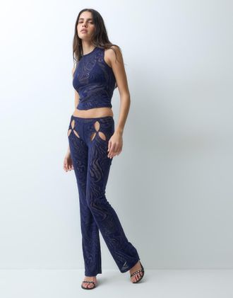 I.AM.GIA Amina transparente Mesh-Devore-Hose mit Blumenmuster und Cut-outs als Kombiteil in Marineblau mit Swirl-Muster