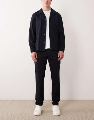 Mango Hose in Mango mit regul&auml;rer Passform und Bundfalten-Marineblau