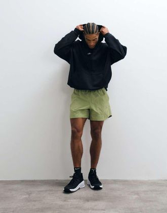 Nike NAC short tiss&eacute; Dri-FIT en kaki-Vert