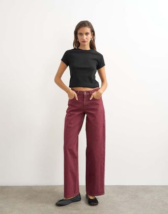 Topshop Cinch Jeans mit niedriger Leibh&ouml;he und lockerer Passform in Kirschrot