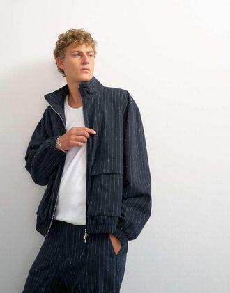 Topman Oversize-Fit Tailored Bomberjacke mit Stehkragen und Boucl&eacute;-Pinstripe in Marineblau