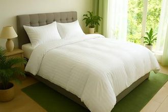 Blanrêve Elégance en Satin Rayée-Esthetique et Chaude-240x220 cm pour lit de 2 Personnes-Fabrication Française Couette, Microfiber, Blanc, 240 CM x 220 CM