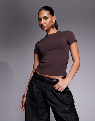 Good American Knapp geschnittenes, figurformendes T-Shirt in Dunkelbraun-Brown