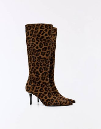 Bershka Stiefel mit Absatz und Tiermuster in Braun