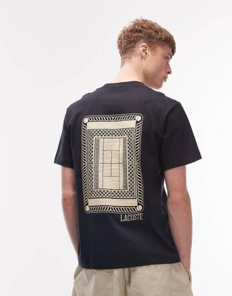 Lacoste T-shirt &agrave; imprim&eacute; court de tennis au dos - Noir
