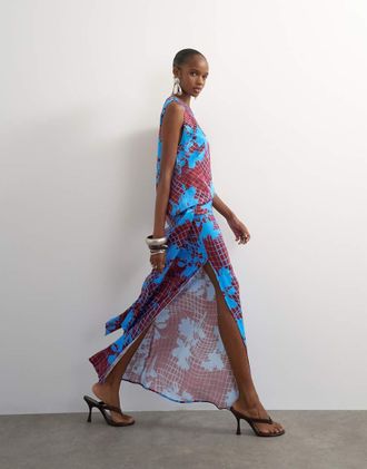 Topshop robe longue en satin de viscose &agrave; col dos nageur, taille blousante et taille asym&eacute;trique, imprim&eacute; floral ondul&eacute; marron-Multi