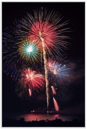 Wallario Wandbild - Feuerwerk bei Nacht in Premiumqualit&auml;t, Poster mit wei&szlig;em Rahmen, Gr&ouml;&szlig;e: 61 x 91,5 cm