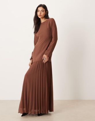 Asos Robe longue avec jupe pliss&eacute;e et manches longues - Chocolat-Brown