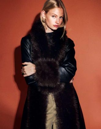 Asos veste longue effet cuir avec finitions en faux-fur noire