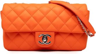 Chanel sac porté épaule matelassé Coco Rain Flap médium en peau dagneau et caoutchouc (2016-2017) - Orange