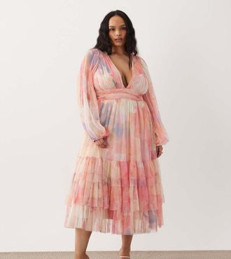 Lace & Beads Plus Robe longueur mollet en tulle &agrave; imprim&eacute; fleuri flou avec volants &eacute;tag&eacute;s et manches ballon - Rose-Multicolore