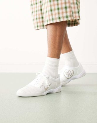 Nike T90 - Sneaker in schillerndem Wei&szlig;-Silber