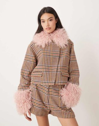 Asos Blazer densemble habill&eacute; en tweed &agrave; carreaux avec col en fausse fourrure-Multicolore