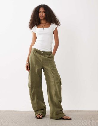 Asos Cargo-Jeans in Khaki-Gr&uuml;n