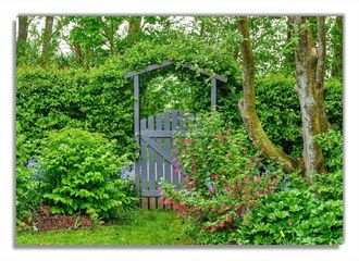 Wallario selbstklebendes Poster - Gartentor ins Gr&uuml;ne, Aufkleber in Premiumqualit&auml;t, Klebefolie Gr&ouml;&szlig;e: 70 x 100 cm (Riesenposter)