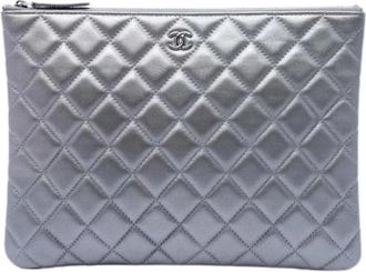 Chanel Sac bandouli&egrave;re matelass&eacute; en cuir dagneau m&eacute;tallis&eacute; Pre-owned - Femme - Pre-owned - Gris - Taille: ONE Size