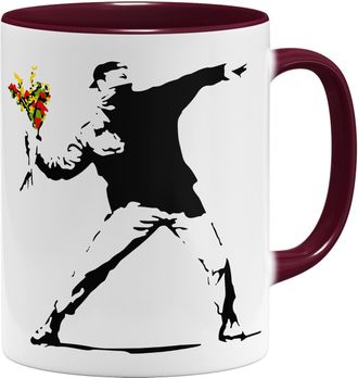 OM3 Flower Thrower Banksy Kaffee-Tasse - Blumenwerfer - Keramik Becher - 11oz 325ml - Beidseitig Bedruckt - Bordeaux