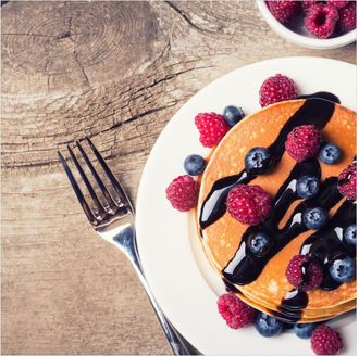 Wallario Sticker/Aufkleber f&uuml;r K&uuml;hlschrank/Geschirrsp&uuml;ler/K&uuml;chenschr&auml;nke, Selbstklebende Folie - 60 x 60 cm, Motiv: Pancakes mit Beeren