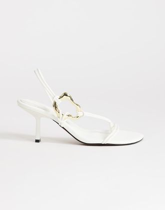 Topshop Nova - Sandales &agrave; talon mi-haut et brides avec d&eacute;tails en m&eacute;tal - Blanc