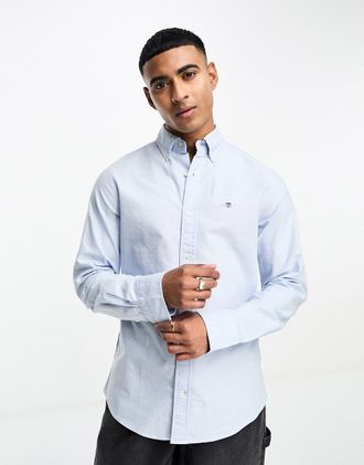 GANT Chemise Oxford ajust&eacute;e &agrave; logo embl&eacute;matique - Bleu clair