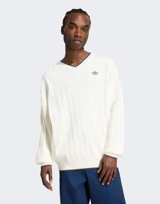 adidas Originals Sweatshirt mit Zopfmuster und Rundhalsausschnitt in Cloud White-Wei&szlig;