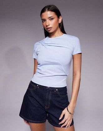 Good American Formendes T-Shirt in Himmelblau mit verdrehtem Detail