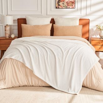 Emme Kuscheldecke Flauschige Sherpa - 150 x 200 cm, Weiche Warme Wolldecke & Fleecedecke, Tagesdecke, &Uuml;berwurfdecke, Decke f&uuml;r Sofa, Couch, Creme