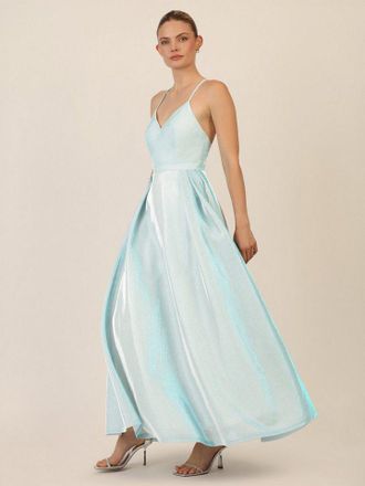 Apart Abendkleid aus einer metallic silber-hellblau schimmernden Jerseyware