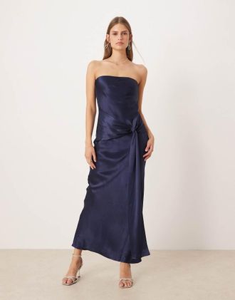 SNDYS Tr&auml;gerloses Maxikleid aus Satin in Marineblau mit gebundenem Wickeldesign in der Taille