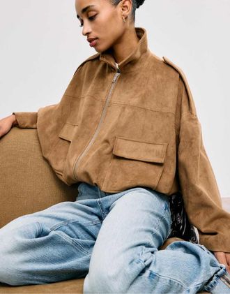 Stradivarius Bomberjacke aus Wildlederimitat in Steinbeige-Wei&szlig;