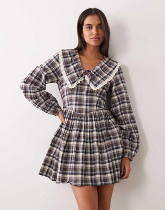 Nobody's Child Kia Baumwoll-Minikleid im Smock-Stil mit Oversize-Kragen und Ballon&auml;rmeln in braunem Tartan-Karo-Multi
