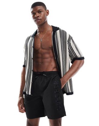 Superdry Premium - Bestickte Badeshorts in Schwarz, 17 Zoll Schrittlänge