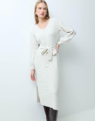 Vila Maxi-Strickkleid in meliertem Naturton mit Bindeg&uuml;rtel in der Taille und Zopfmuster-Neutral