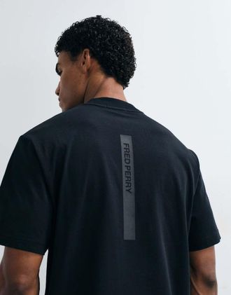 Fred Perry t-shirt &agrave; motif r&eacute;fl&eacute;chissant au dos en noir