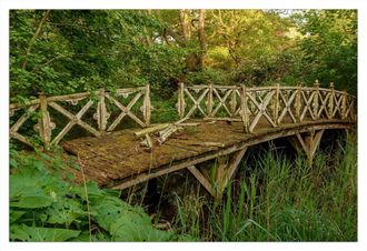 Wallario selbstklebendes Poster - Verwunschene Br&uuml;cke, Aufkleber in Premiumqualit&auml;t, Klebefolie Gr&ouml;&szlig;e: 61 x 91,5 cm (Maxiposter)