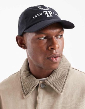 Fred Perry Kappe in Marineblau mit Monogramm-Logo