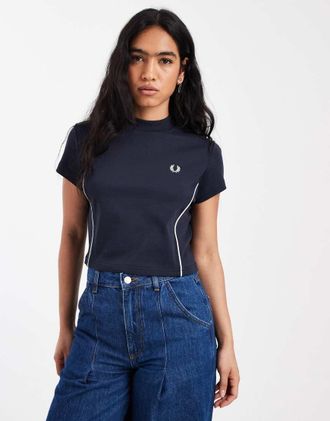 Fred Perry T-Shirt in Marineblau mit paspelierten N&auml;hten, Logo und Stehkragen