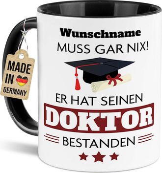 Tassendruck Tasse mit Spruch - Doktor bestanden - Er muss gar nix - mit Wunschname selbst gestalten - Geschenk zum bestandenen Doktorabschluss, Innen & Henkel Sch