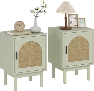 HOMCOM 2er-Set Nachttische, Nachttisch mit T&uuml;r aus Harzgeflecht, verstellbarem Regal und F&uuml;&szlig;en aus Massivholz, Boho-Stil, Sofaende f&uuml;r Schlafzimmer, Wohnzimm